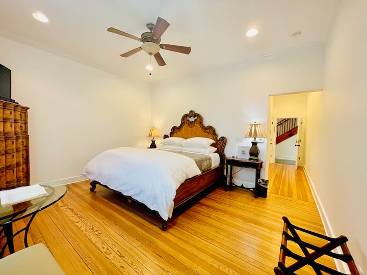 Emigrant's Inn - No. 5 Zealous Traveler Suite. - Fredericksburg, TX