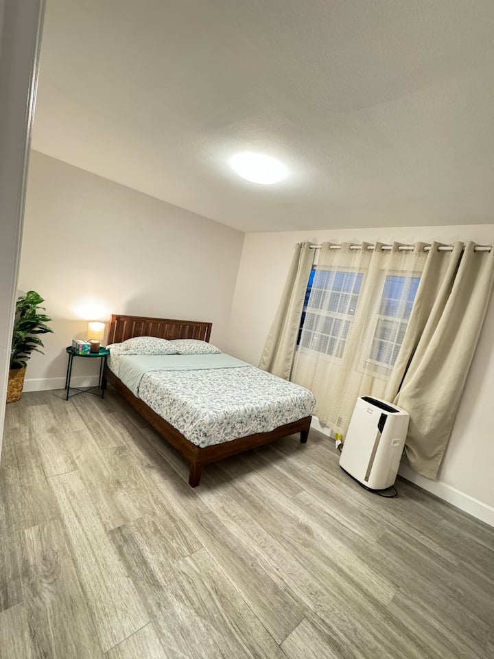B Remodeled/self Check In/microwave/fridge/wifi/tv - Huntington Beach, CA