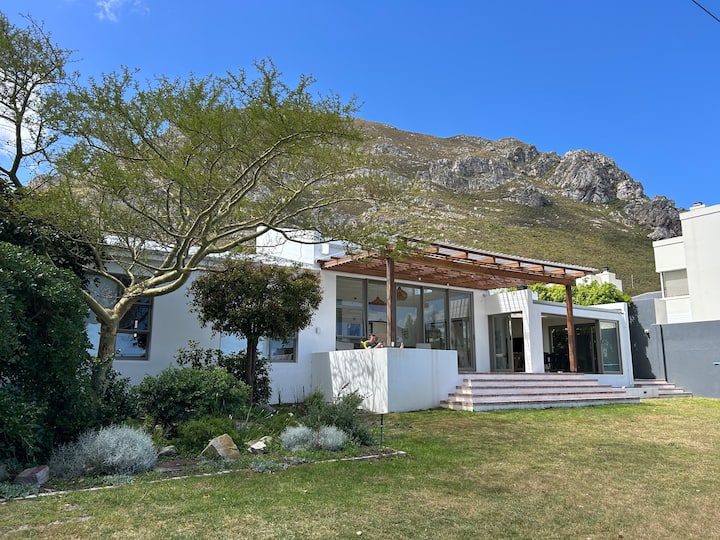 Large Voelklip Family House With Huge Lawn - Hermanus