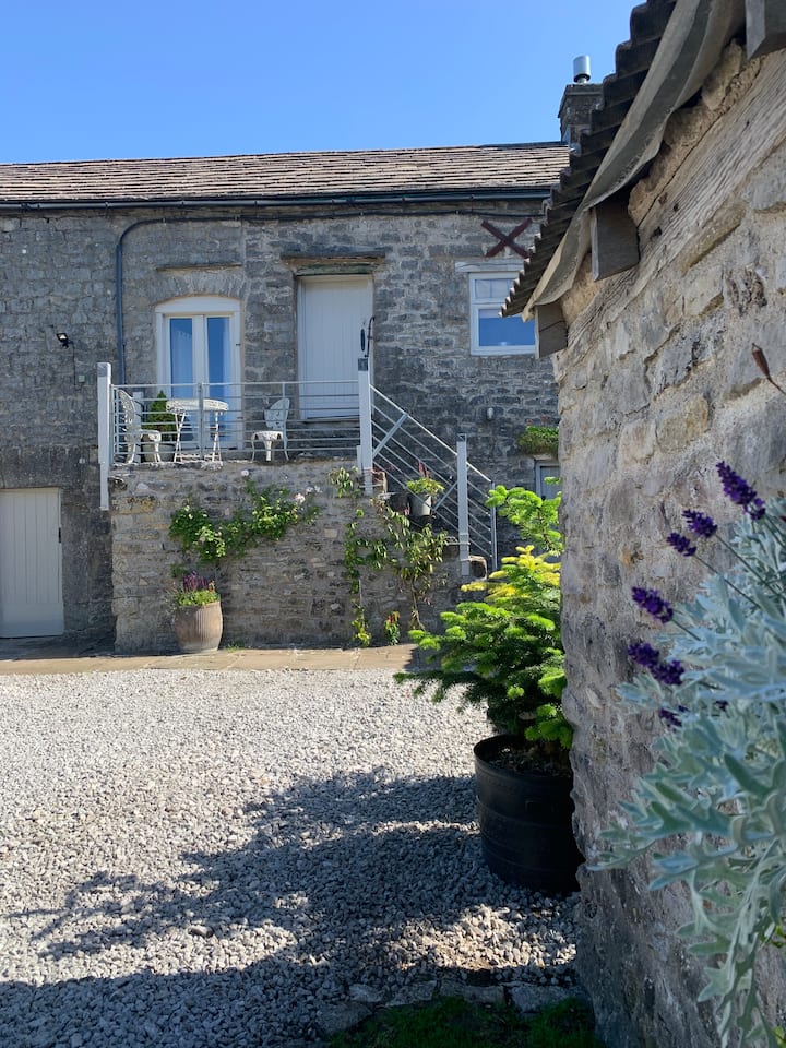 Leaping Hare Barn - Rural Barn Escape - Longnor