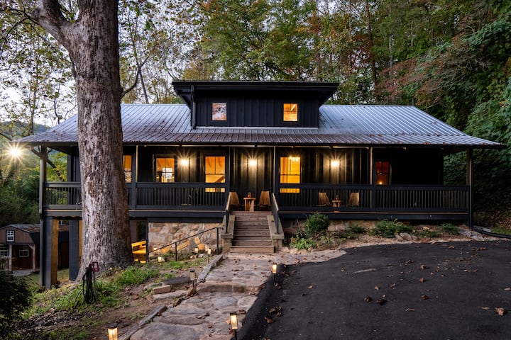 Walk To Downtown Pool Hot Tub, One Of A Kind Lodge - Clayton, GA