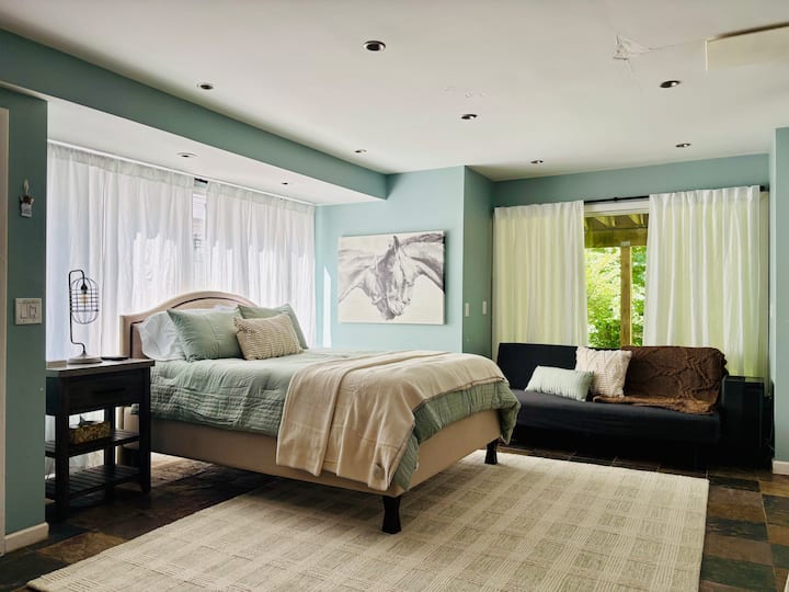 Charming Retreat In North Stamford - Greenwich, CT