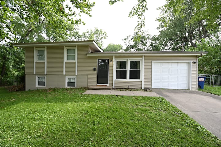 4bed * Gladstone Home * Sleeps 10 * Near Kc - Riverside, MO