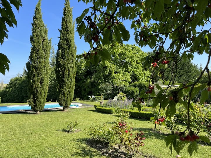Maison De Charme Avec Piscine Et Côté Jardin - Mareuil