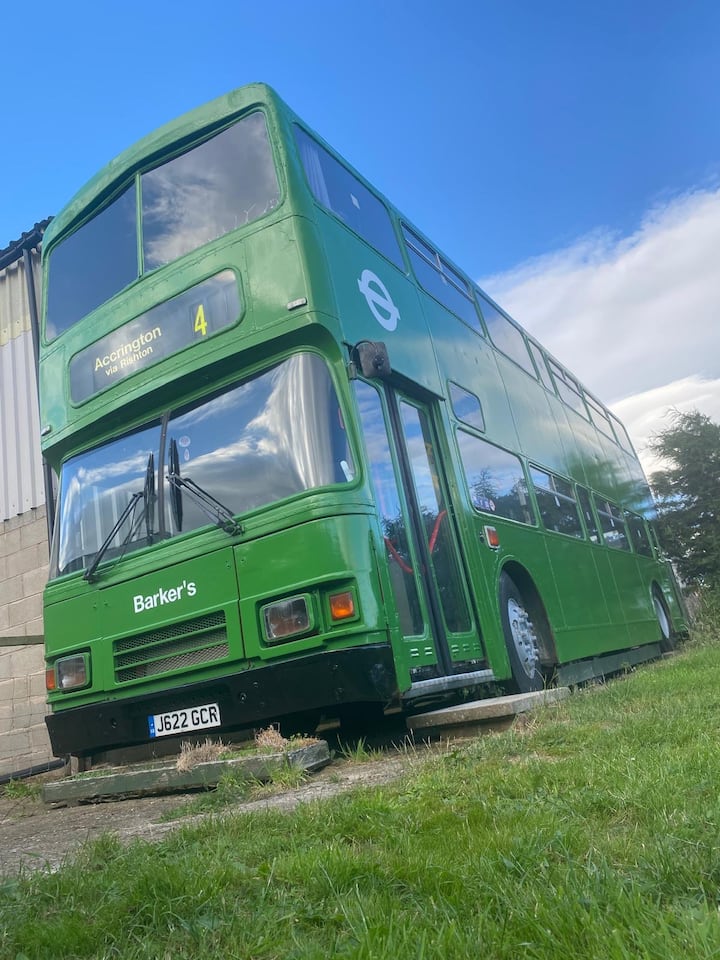 Llan-y-pwll Farm, Double Decker Glamping Bus 2 - Wrexham
