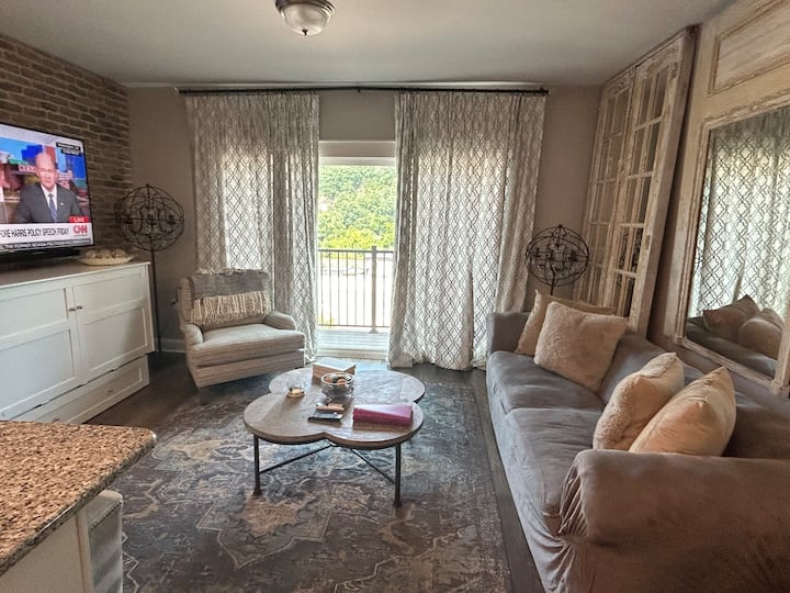 Trendy Modern Downtown Loft - Lynchburg, VA