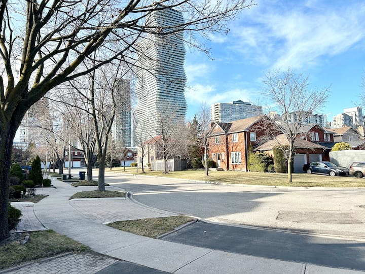 Dave’s Sauga Center Cozy Home (No Sharing Space) - Mississauga