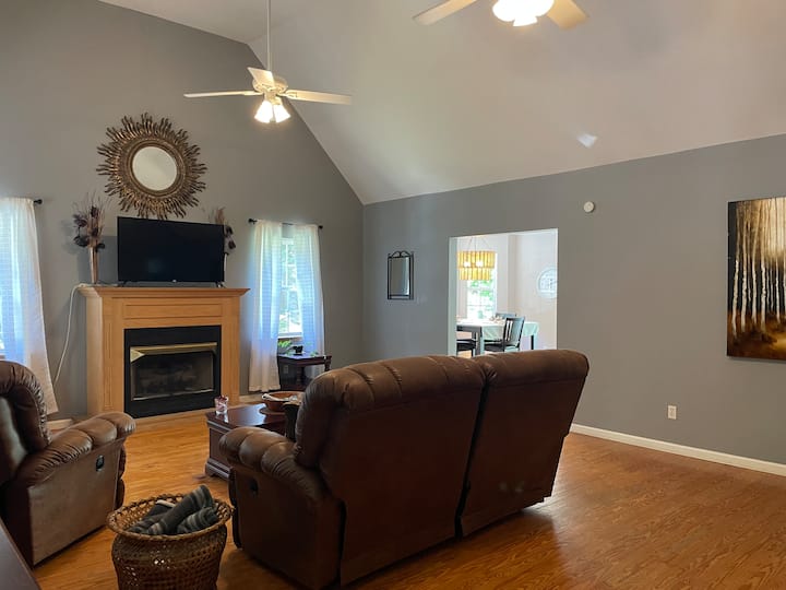 Country Bedroom #2, Fast Wi-fi, Sun Deck, Smart Tv - Cartersville, GA