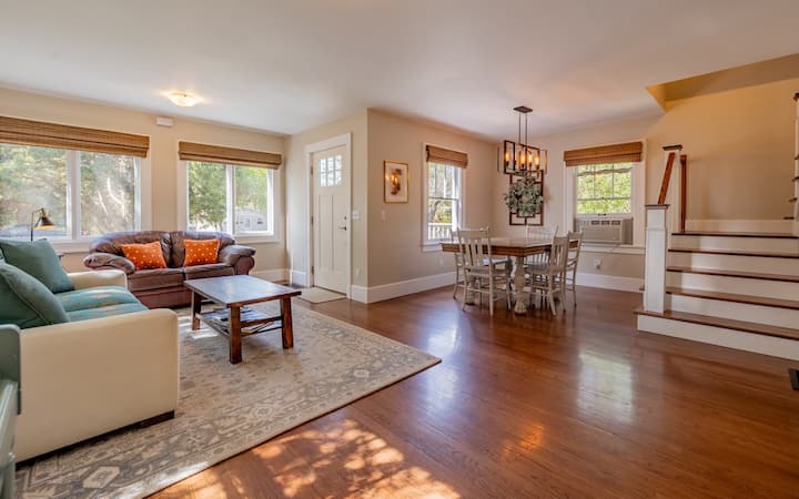 Downtown Farmhouse- Near Historic Downtown Cody, Pet Friendly, Family Home - Cody, WY