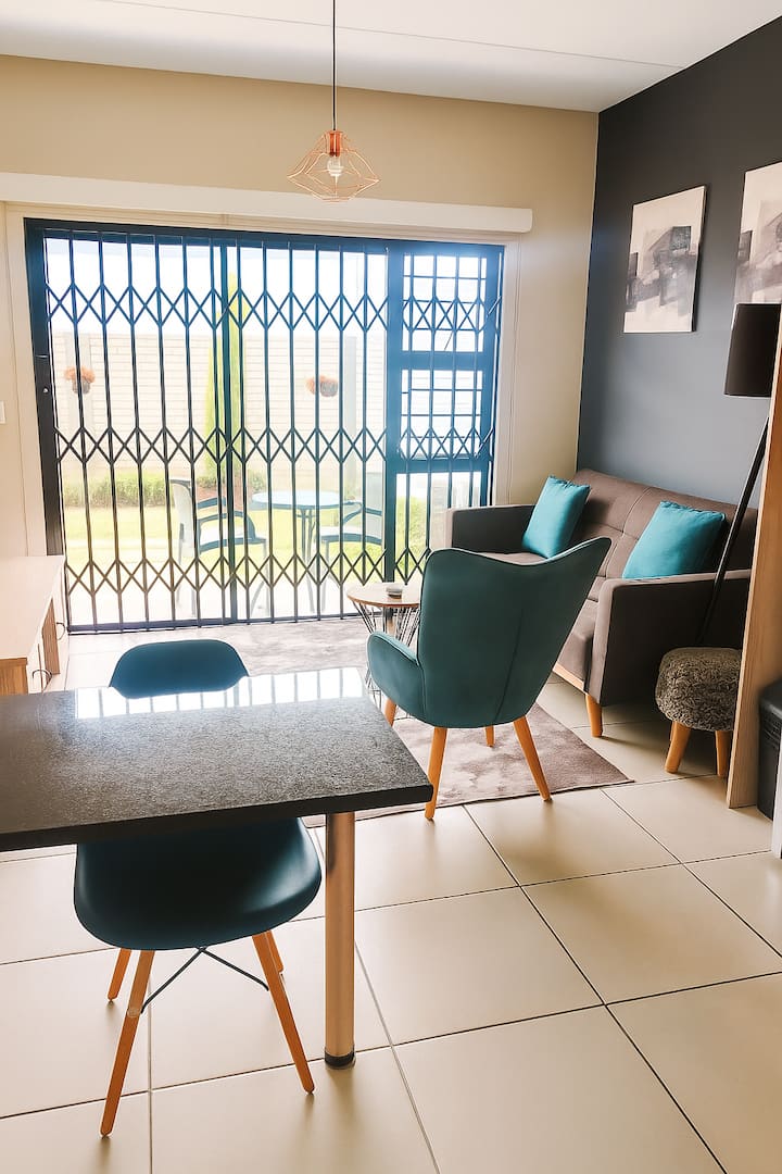 Sandton Garden Unit Stylish Upmarket & Modern - Sandton