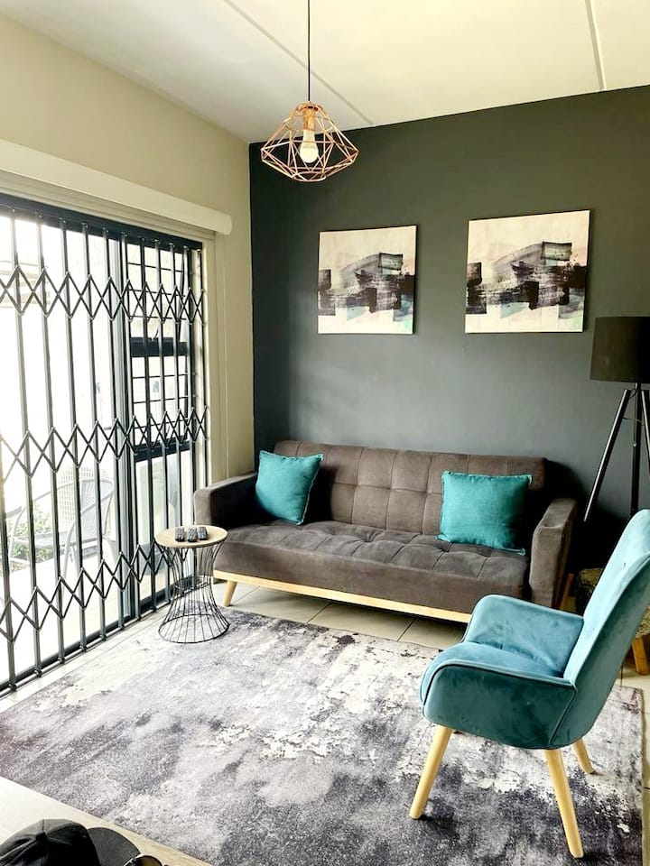 Sandton Garden Unit Stylish Upmarket & Modern - Sandton