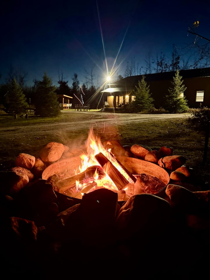 Lodge On 80 Acres: Hot Tub, Game Room, Pizza Oven - Michigan