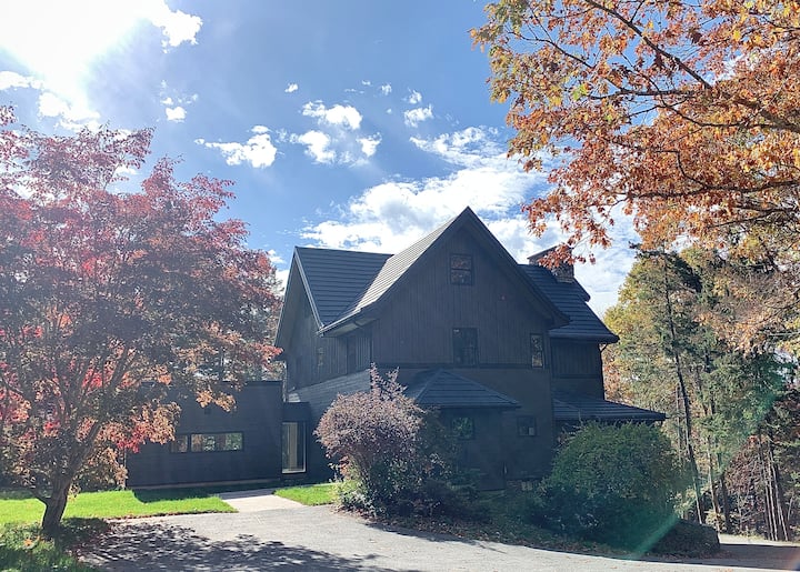 Sunny Heritage Home With Water Views, Tennis Court - Bedford