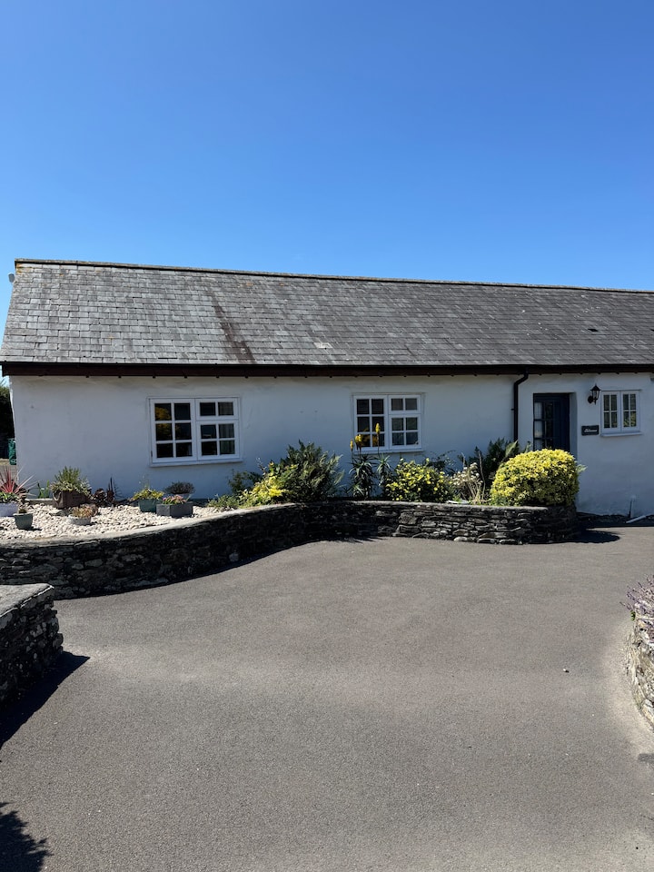 Titmouse Cottage At Trenale Court Cottages - Tintagel
