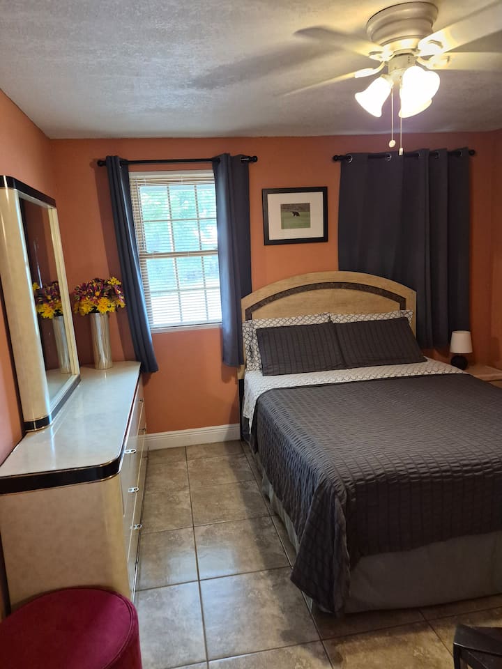 In-law Suite With Private Entrance. - Tampa, FL