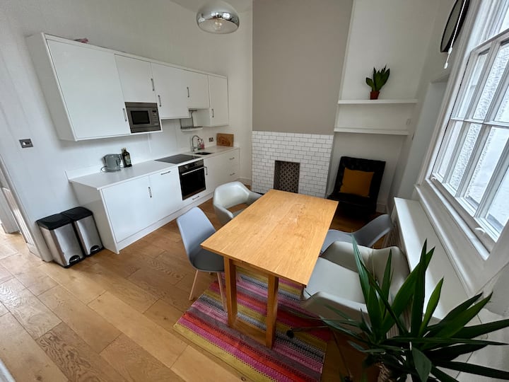 Spacious Period Flat In Central Exeter - Exeter