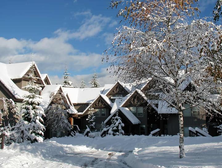 Ski-in/out Blackcomb Townhome W/ Hot Tub - ウィスラー