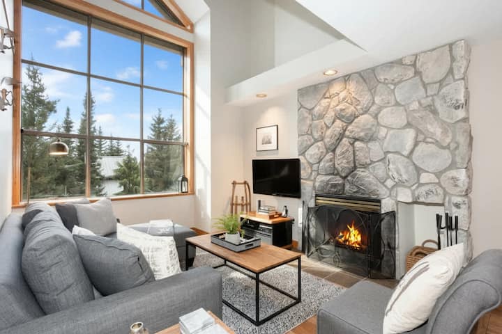 Modern Townhouse W/ Hot Tub & Parking - British Columbia