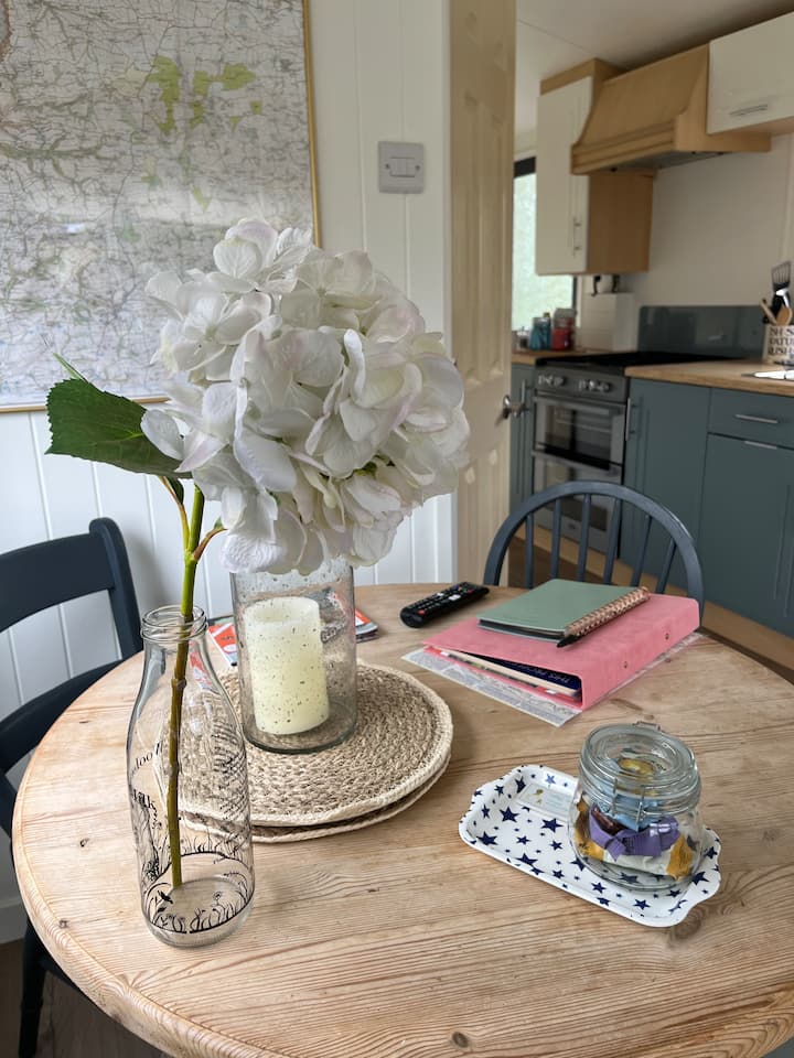 Sleeps 4, Shepherds Hut Style, Walk To Pubs, Shops - Devon