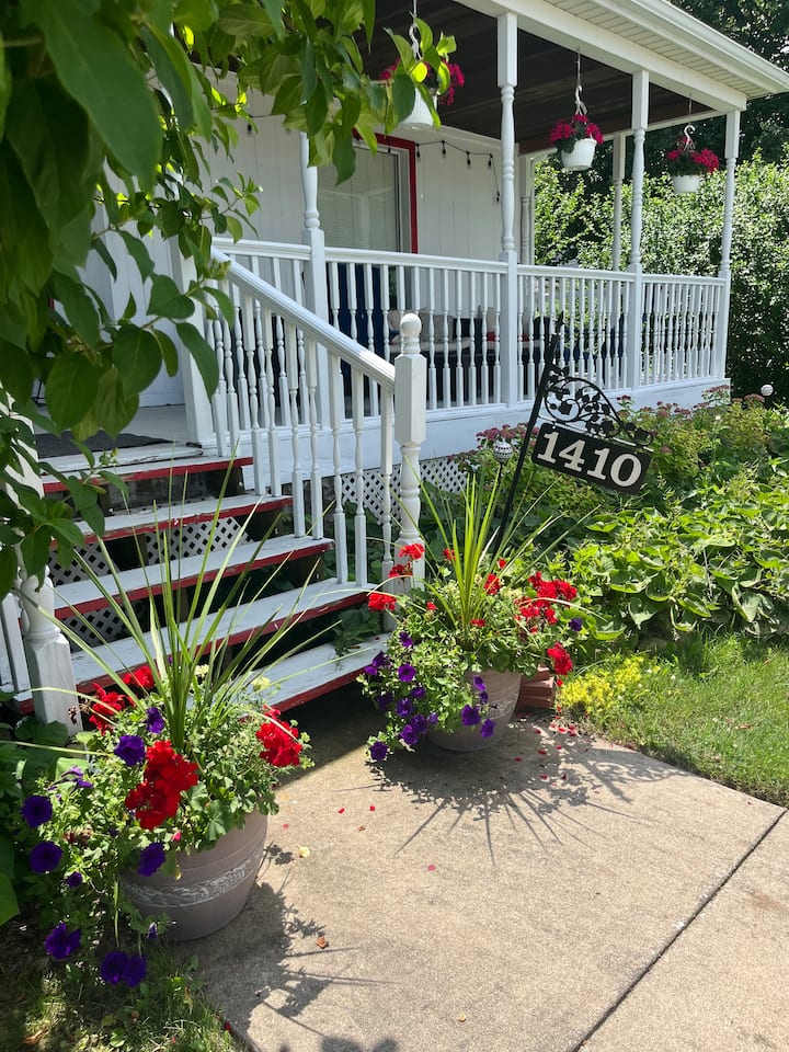 Wine Country Farmhouse - Stevensville, MI