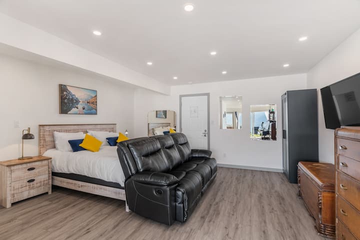 Panoramic Summerland Lake View Studio With Hot Tub - Summerland