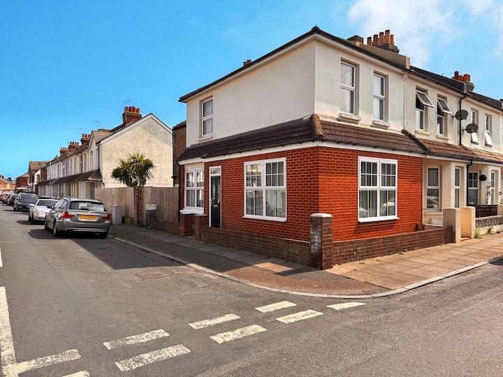 3-bed Home W/ Garden & Workspace – Walk To Beach - Eastbourne