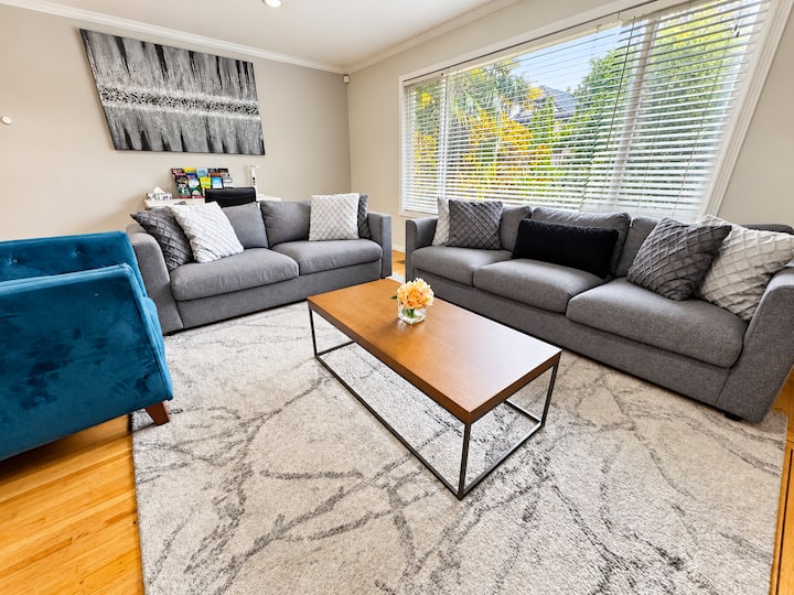 3 Bedrooms 1.5 Baths Near Downtown W/ Ac 2 Car Parking. 1204 Sq Ft / 111 Sq M - Vancouver