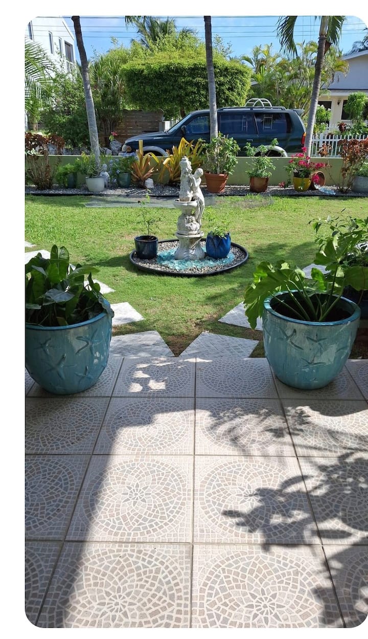 3 Seabreeze Gardens 
5 Min Walk> Beach. Restaurant - Cayman Islands