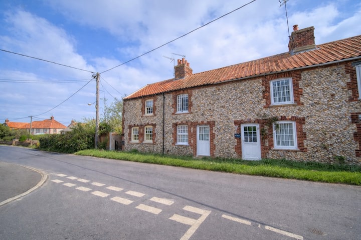 Brick And Flint Norfolk Cottage, Dog Friendly. - Norfolk