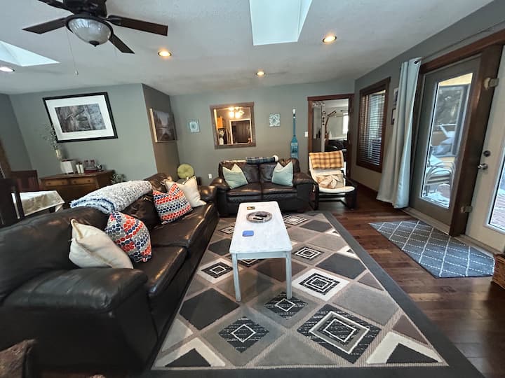Panoramic Woodlands Retreat With Hot Tub - Invermere