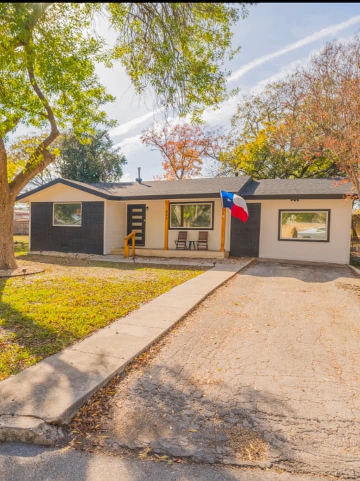 The Landa Haus: Walk To River/wurstfest/downtown - New Braunfels, TX