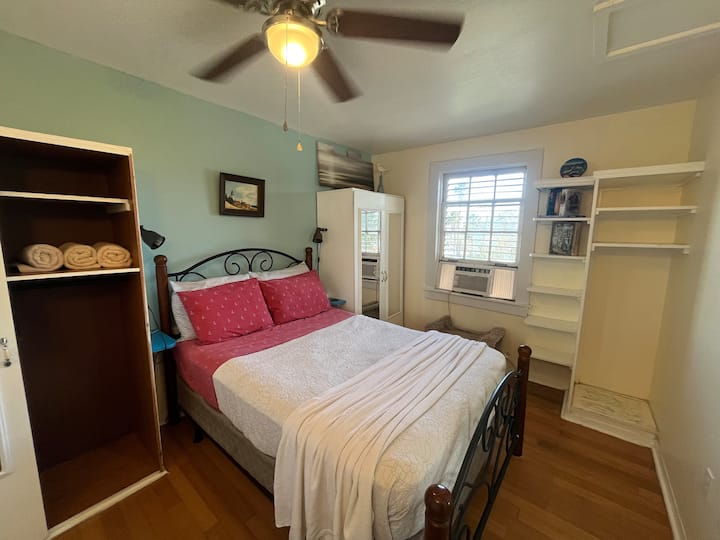 Aloha Bungalow - Beach Access, Galveston