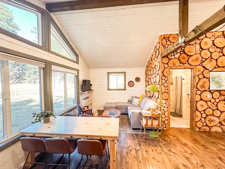 The Winsome Cabin - Hinterwood Inn & Cabins - Mount Rushmore National Memorial