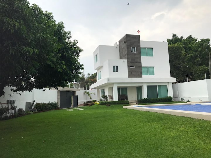 Amplia Casa Renovada Gran Jardín,alberca Y Jacuzzi - Cuautla