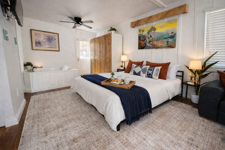 The Ocean Beach Love Shack W/private Deck - San Diego, CA