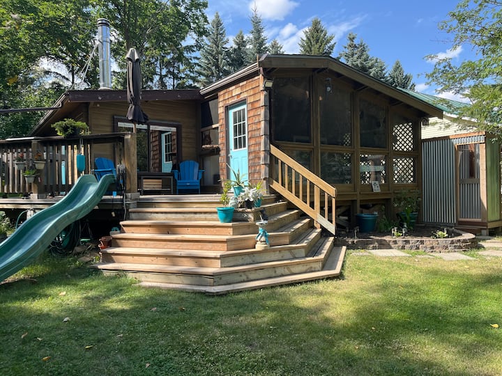 Anchored Inn!  Small, Cosy Lakefront Cabin. - Canada