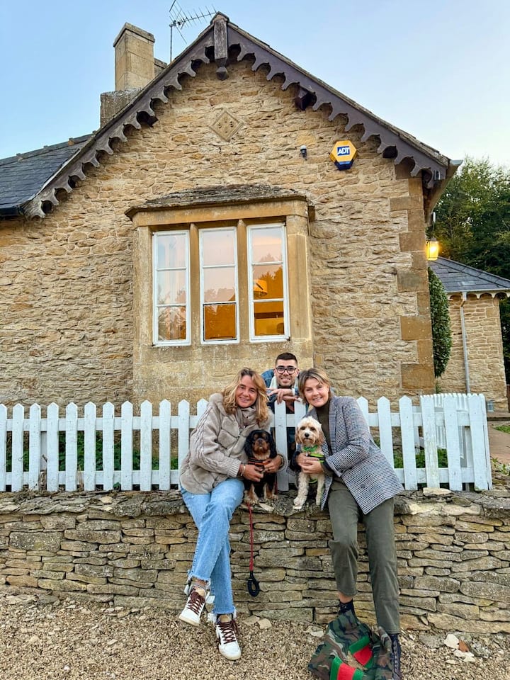 Dog Friendly Cottage Nr Soho Farmhouse, Sleeps 6 - Chipping Norton