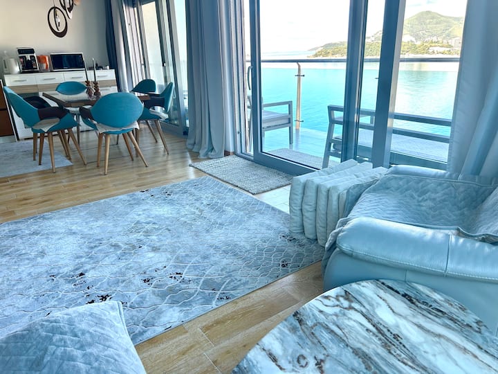Роскошный вид на море горы - Montenegro