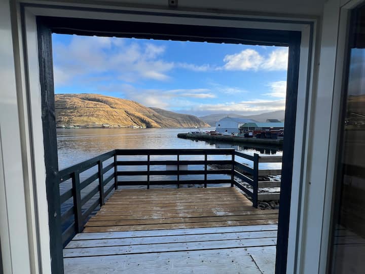 Silja’s Waterfront Boathouse W/ Balcony – Scenic - Îles Féroé