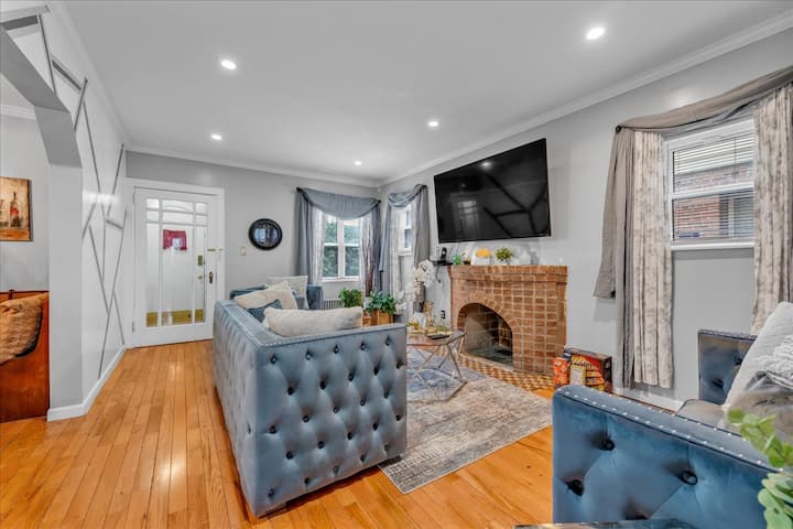 Red Door Oasis 3 Bedroom * Near Jfk /Time Square - Queens, NY