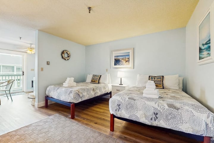 Inviting Condo With High-speed Wifi And Shared Indoor Pool - Two Miles To Beach - Wells, ME