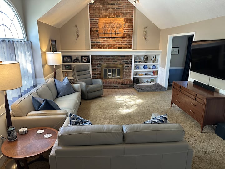 Spacious Olathe Retreat – Easy Fifa Access - Olathe, KS