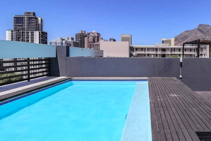 Capital Mirage: 1 Bed Flat, With Pool & Parking - Cape Town