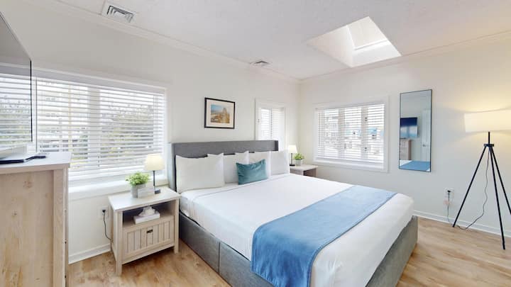 Modern Kingsuite | Walk To Beach | Pool | Sleeps 4 - Ocean City, NJ