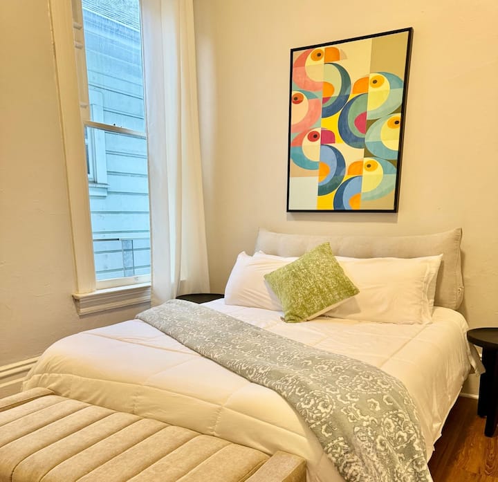 Tranquil Room In Spacious Flat- Walk To Bart - Oakland, CA