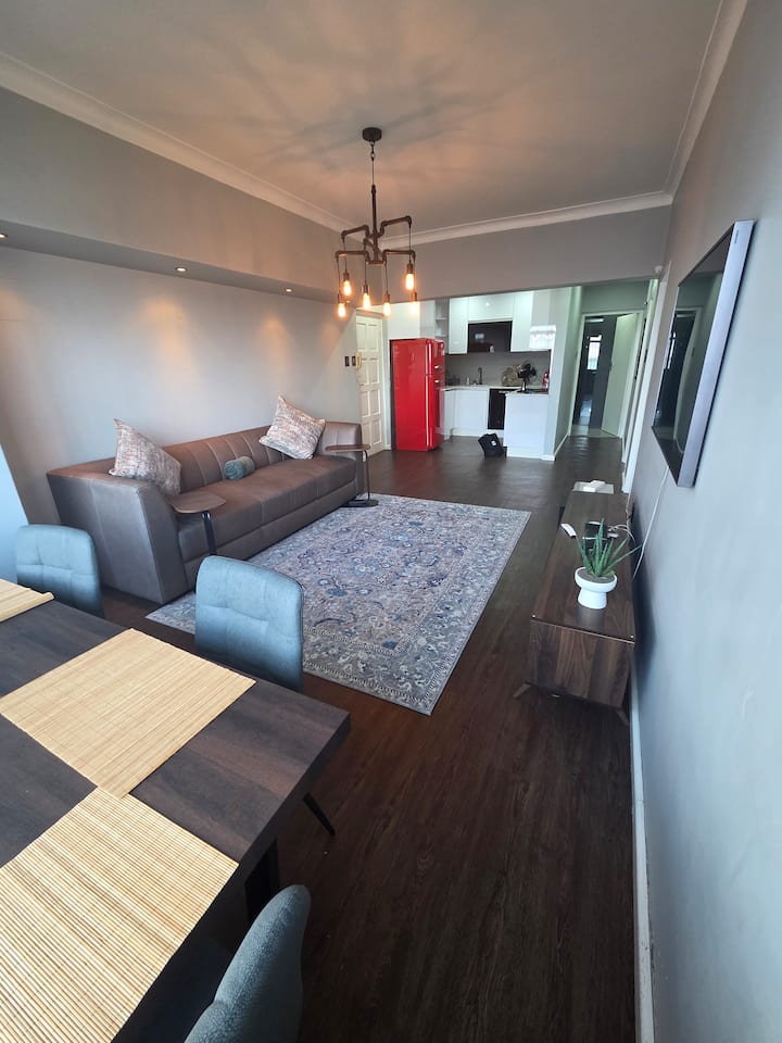 Sunny Sea Facing 2 Bedroom Apartment - Le Cap