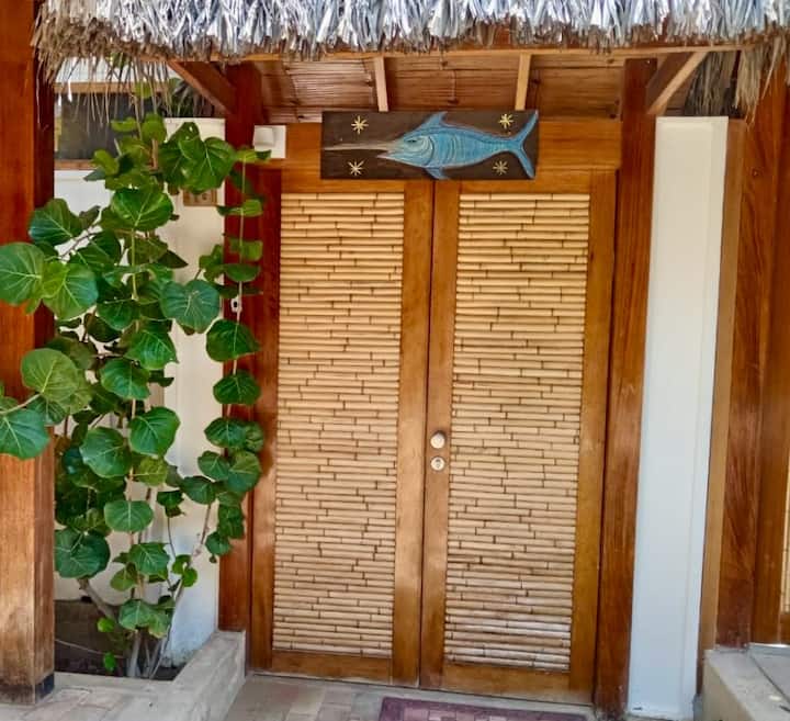 Linda Casa Frente Al Mar En Canoas De Punta Sal. - Peru