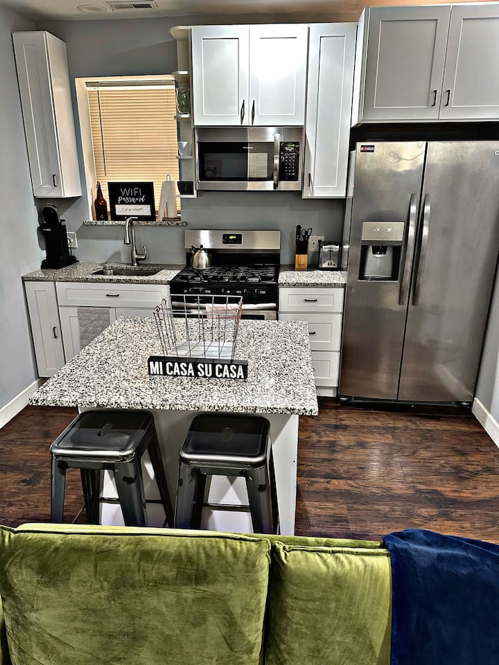 Prime Location Near Downtown-train-dining-parking - Garfield Ridge - Chicago