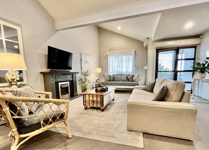 Lofty Dreams On The City’s Fringe - Carpark + Wifi - Adelaide