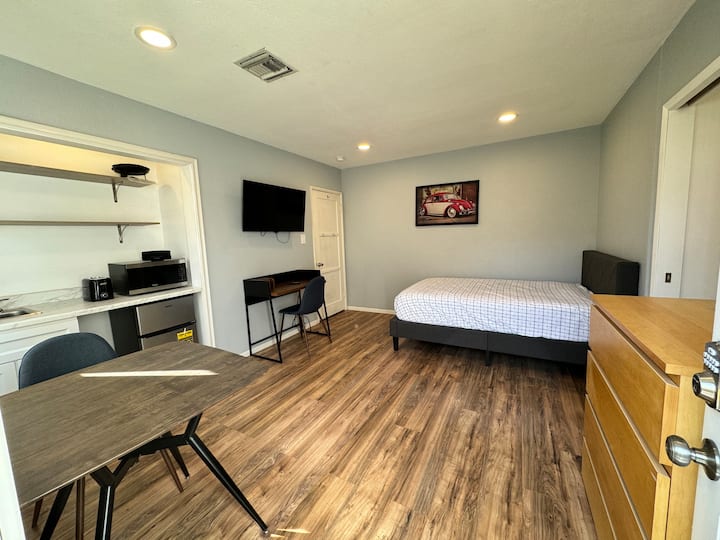 Cozy Cottage W/private Entrance - Los Angeles, CA